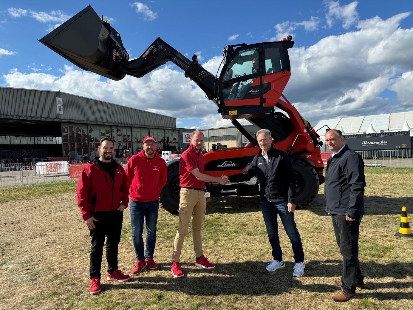 Red telehandlers: Linde cooperates with Sennebogen - Recover Web